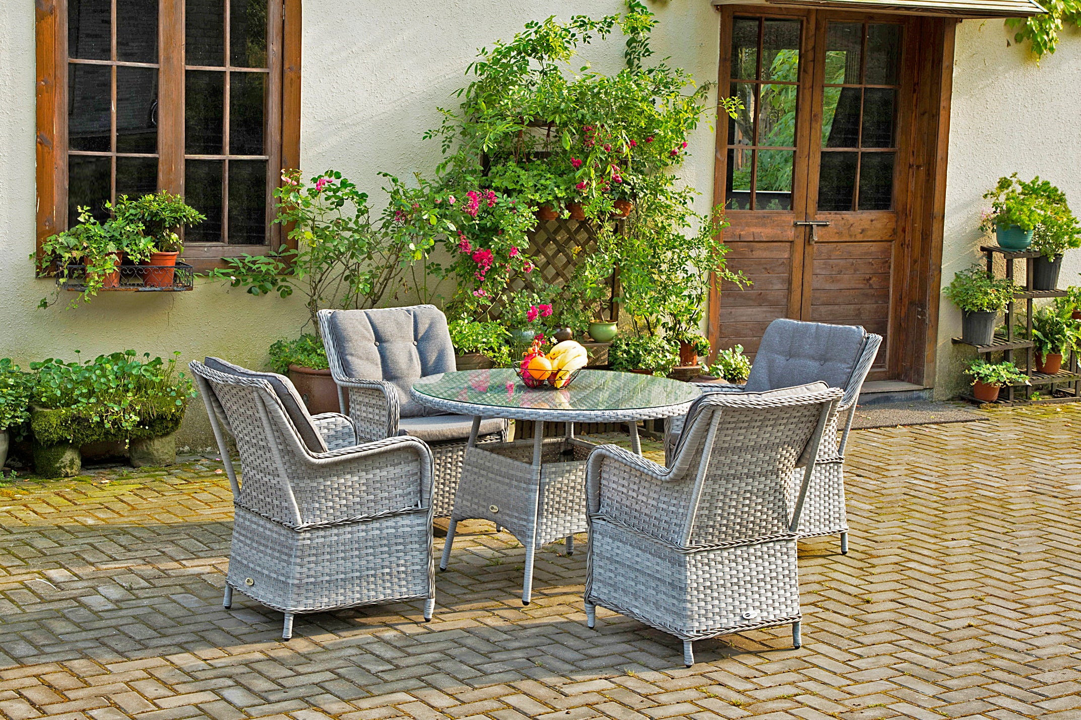 OUTDOOR DINING – DIMAR GARDEN